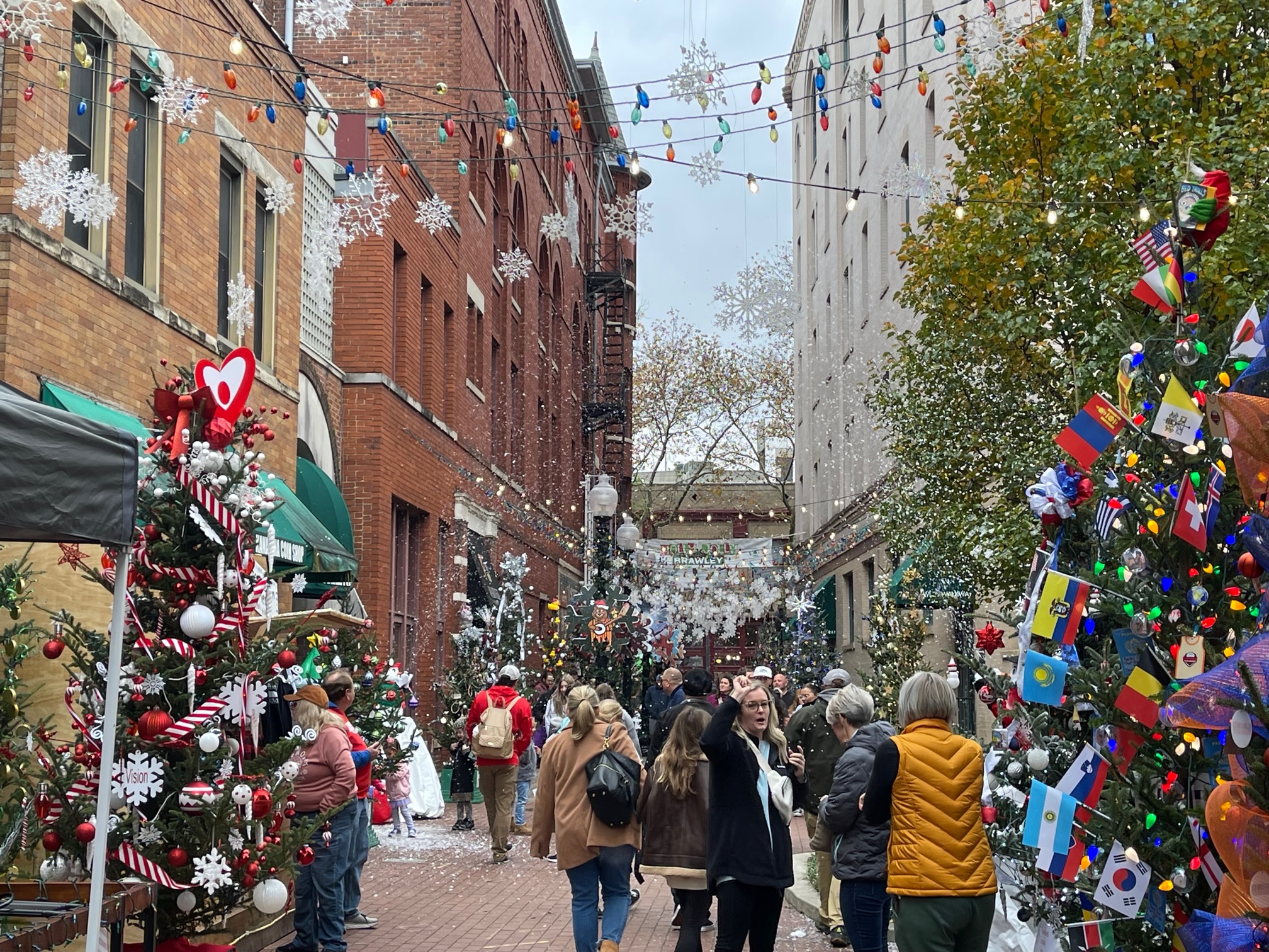 Downtown Charleston transforms into a winter wonderland for 'Holly ...